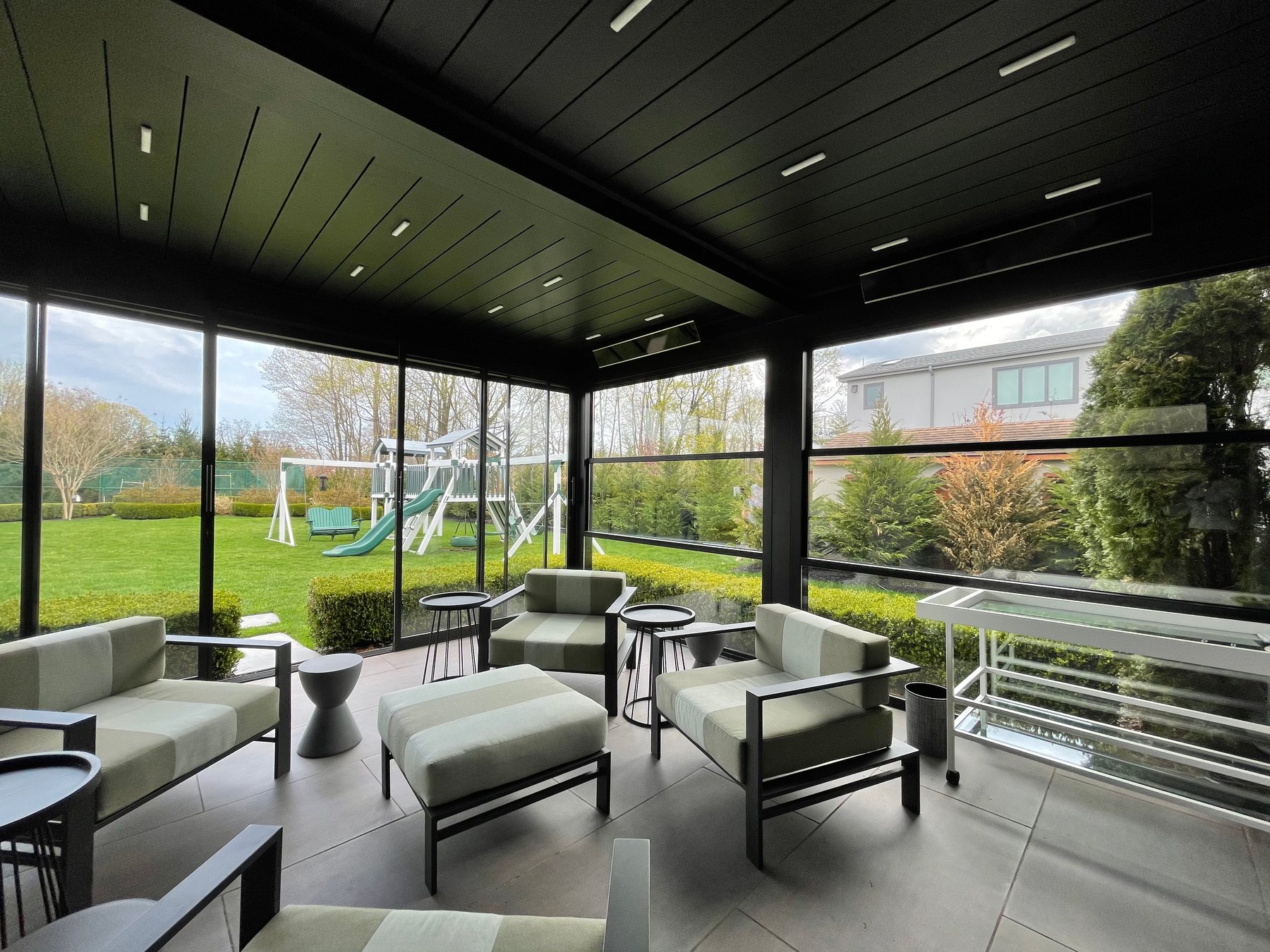 Creating the Ultimate Entertaining Space with Guillotine Glass Barriers
